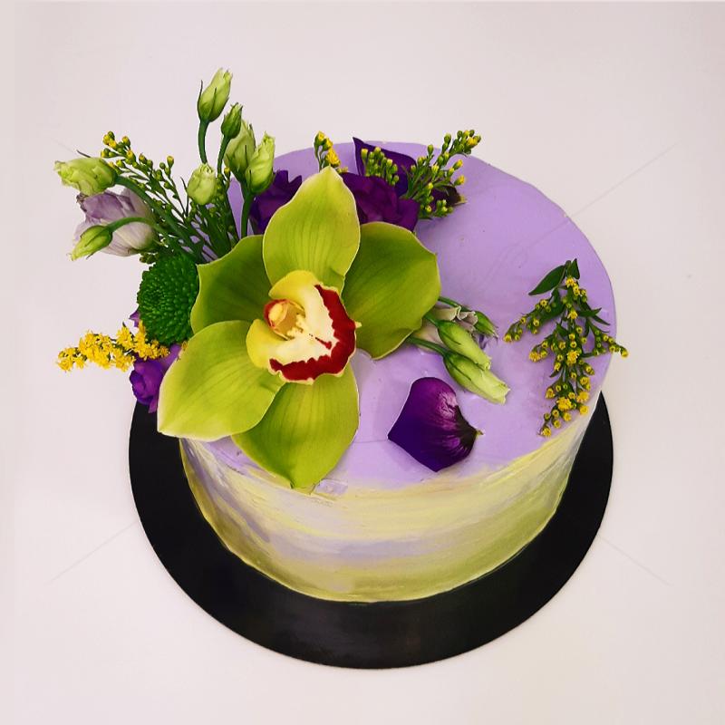 Tort elegant cu flori naturale